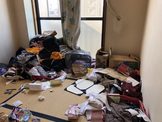 仕事に追われるうちにゴミ屋敷になってしまった部屋の片付け 【大阪の遺品整理・買取ならリメンバーズ】生前整理も対応可能。迅速・丁寧な片付けサービスをご提供。